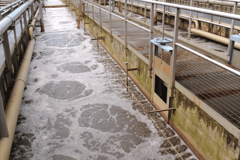 Décanteur lamellaire en eaux usées et en eaux industrielles